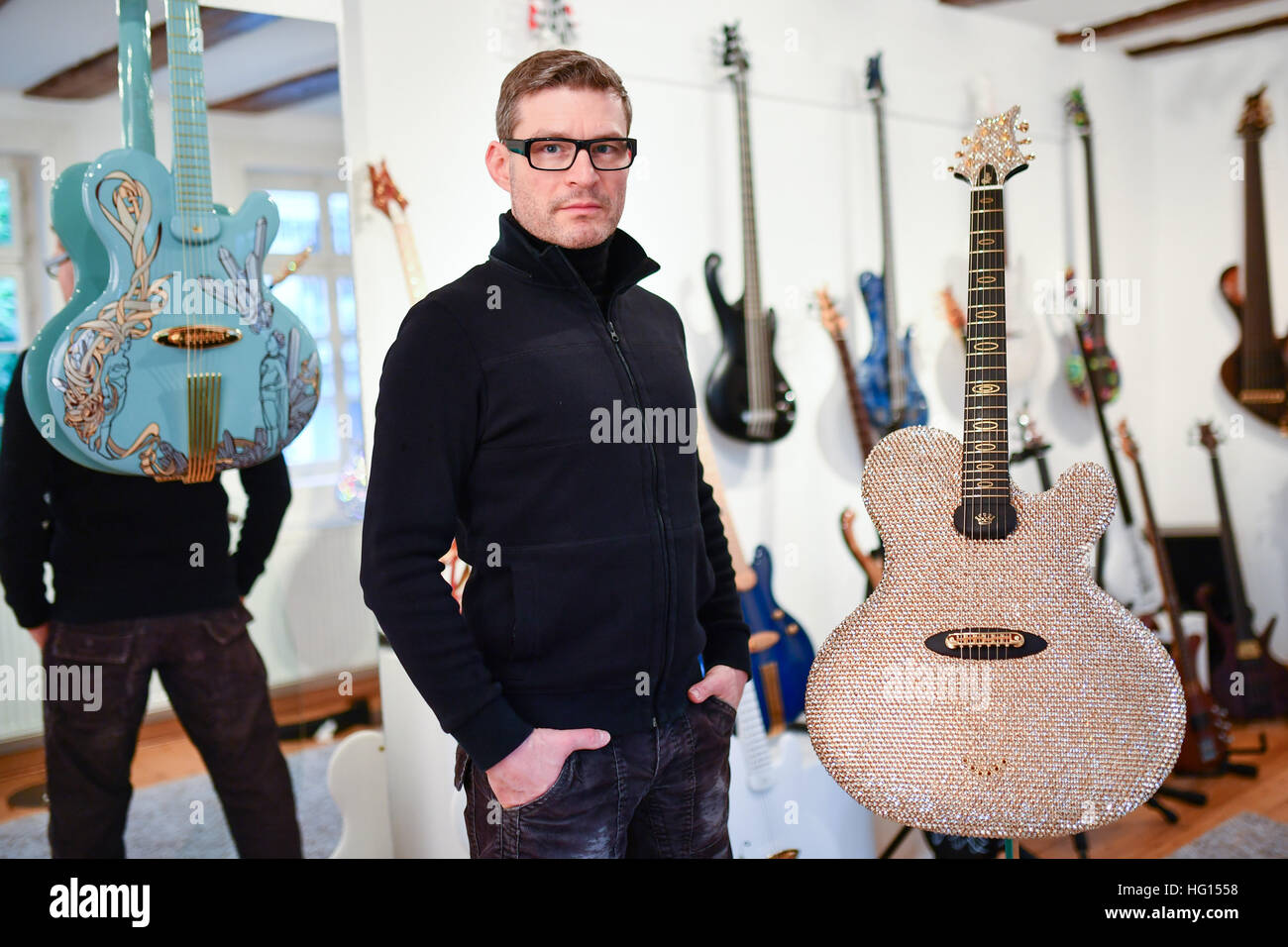 Deidesheim, Deutschland. 20th Oct, 2016. Gitarrenbauer Jens Ritter ...