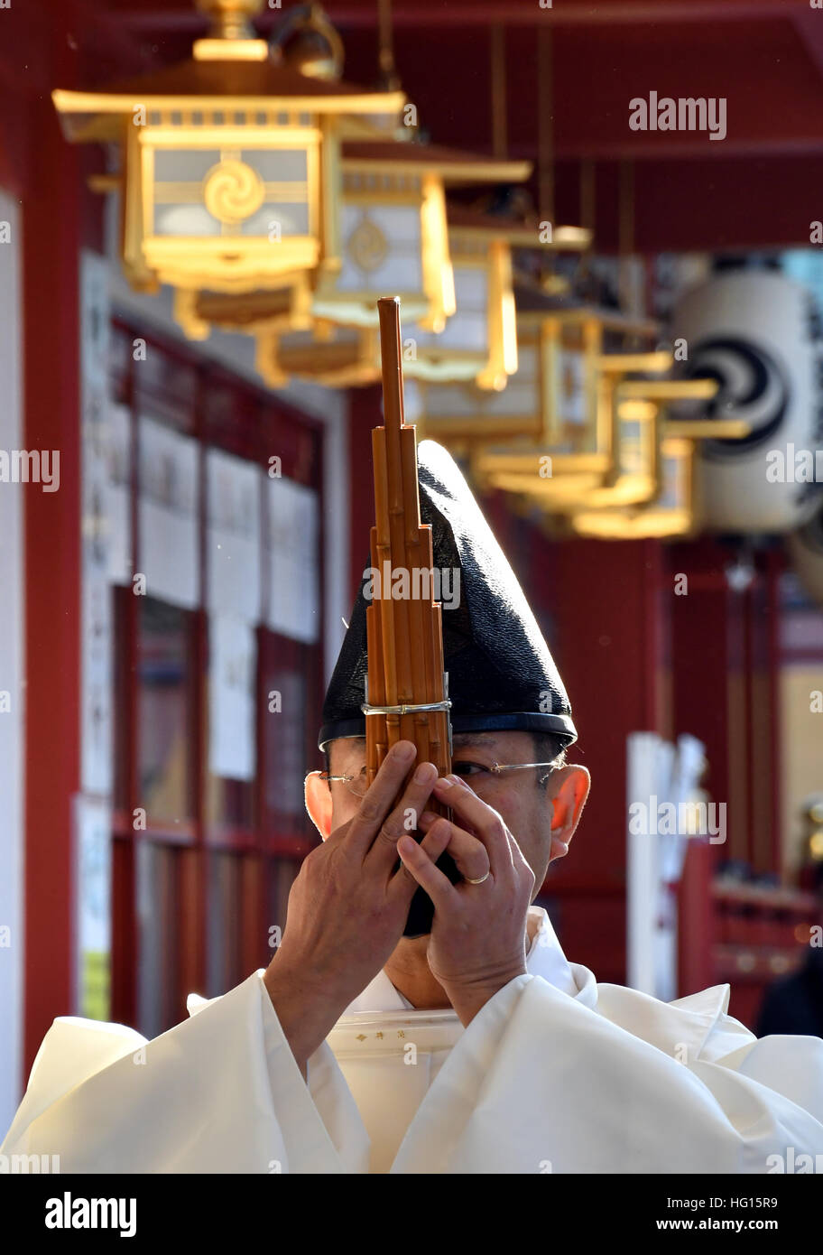 Tokyo, Japan. 31st Dec, 2016. Shinto priests perform a purification ...