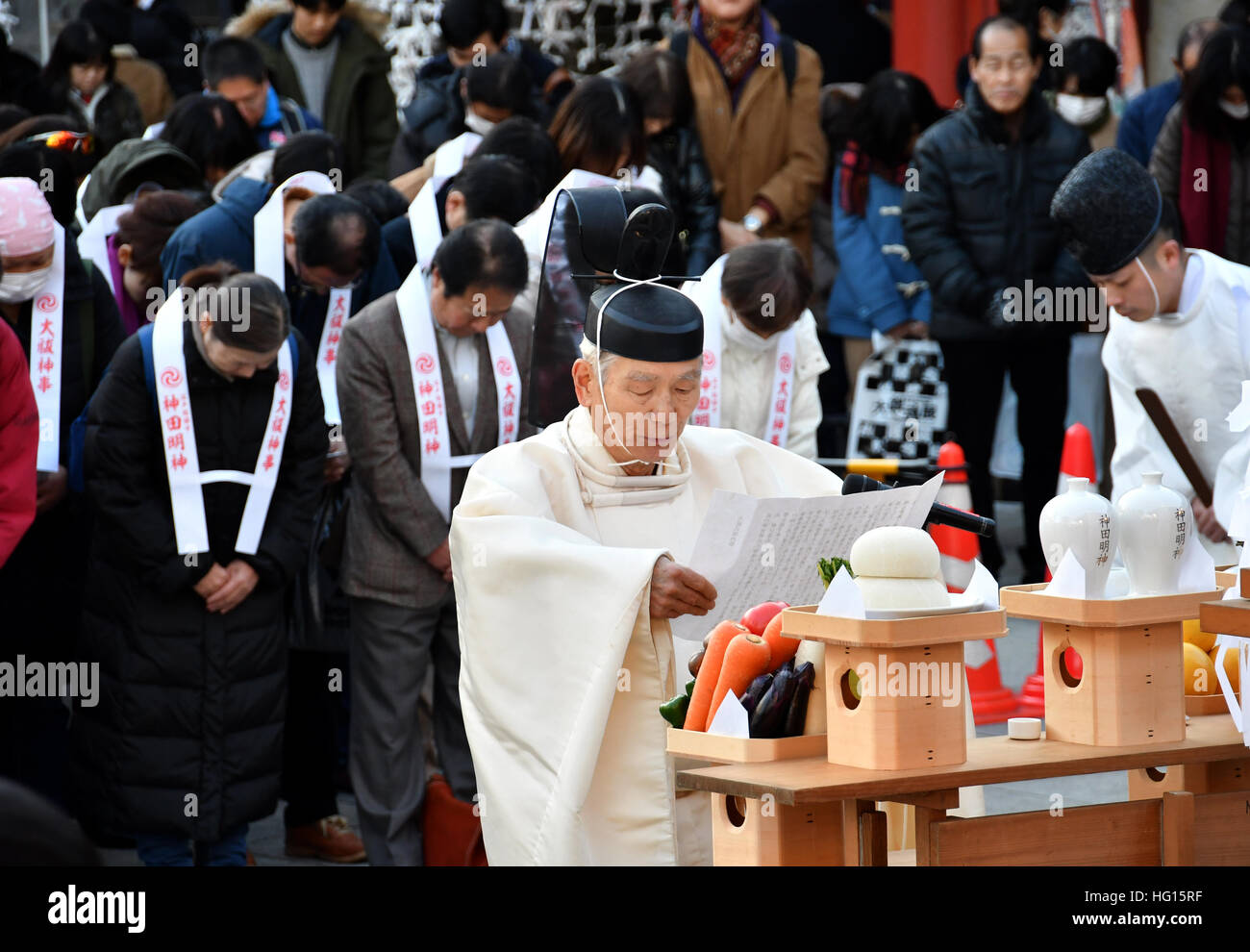 Tokyo, Japan. 31st Dec, 2016. Shinto priests perform a purification ...