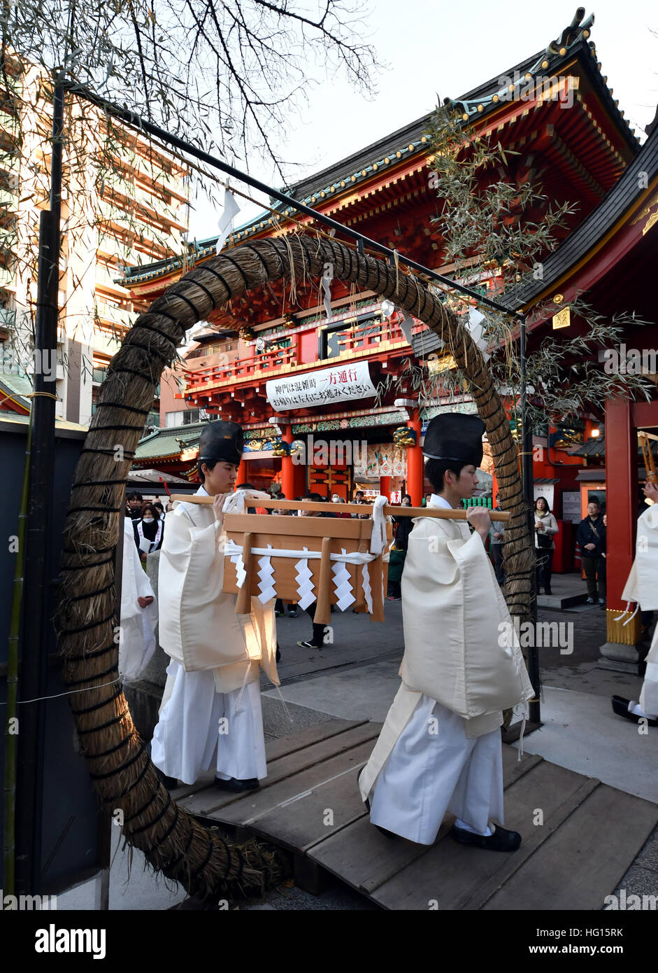 Tokyo, Japan. 31st Dec, 2016. Shinto priests perform a purification ...