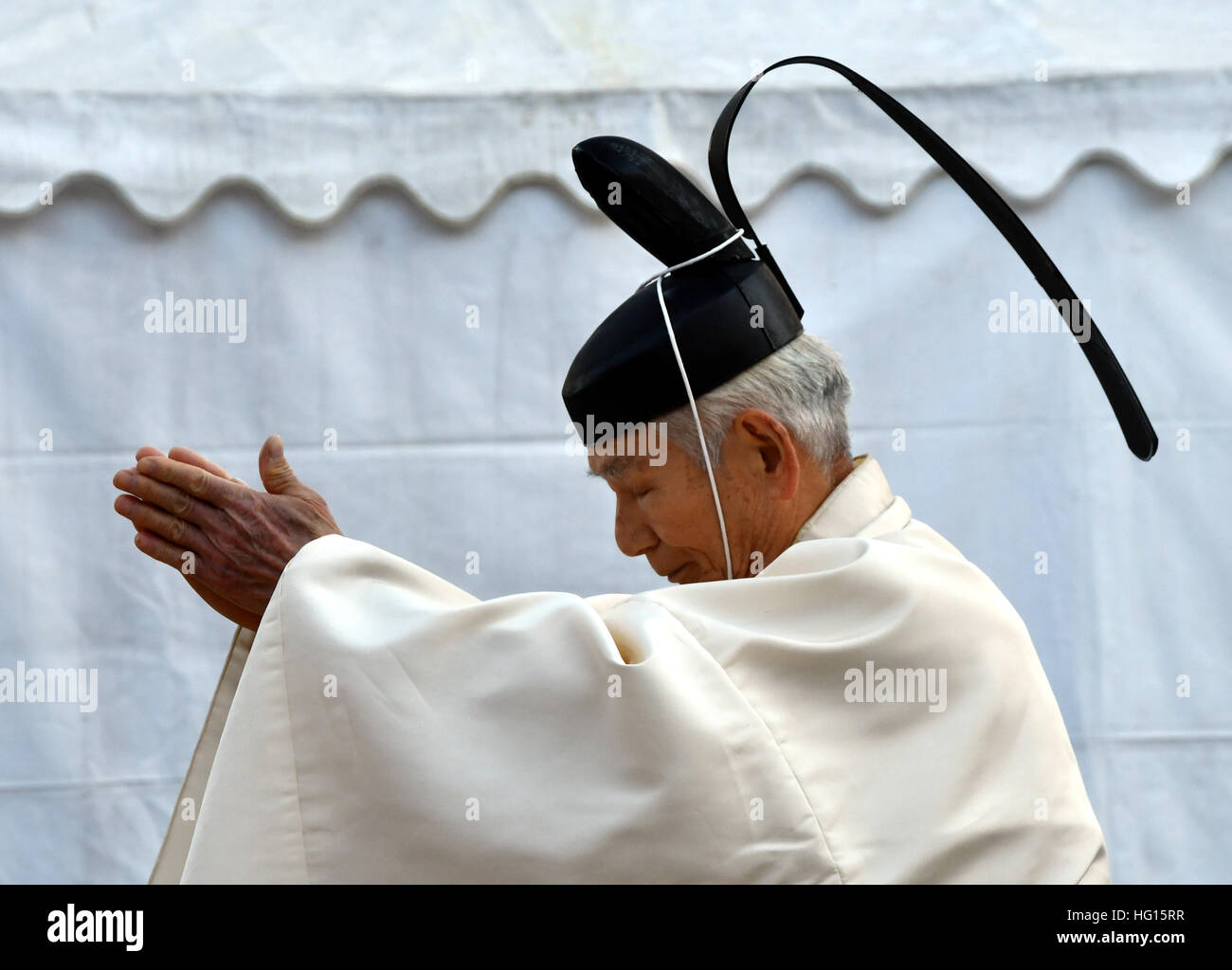 Tokyo, Japan. 31st Dec, 2016. Shinto priests perform a purification ...