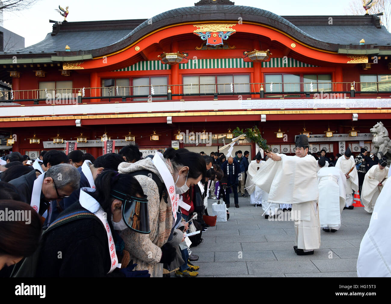 Tokyo, Japan. 31st Dec, 2016. Shinto priests perform a purification ...