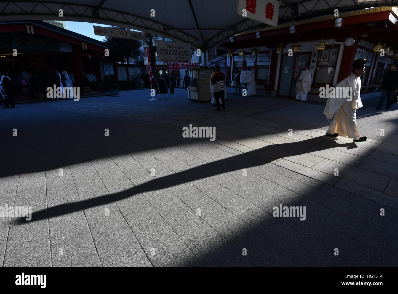 Tokyo, Japan. 31st Dec, 2016. Shinto priests perform a purification ...