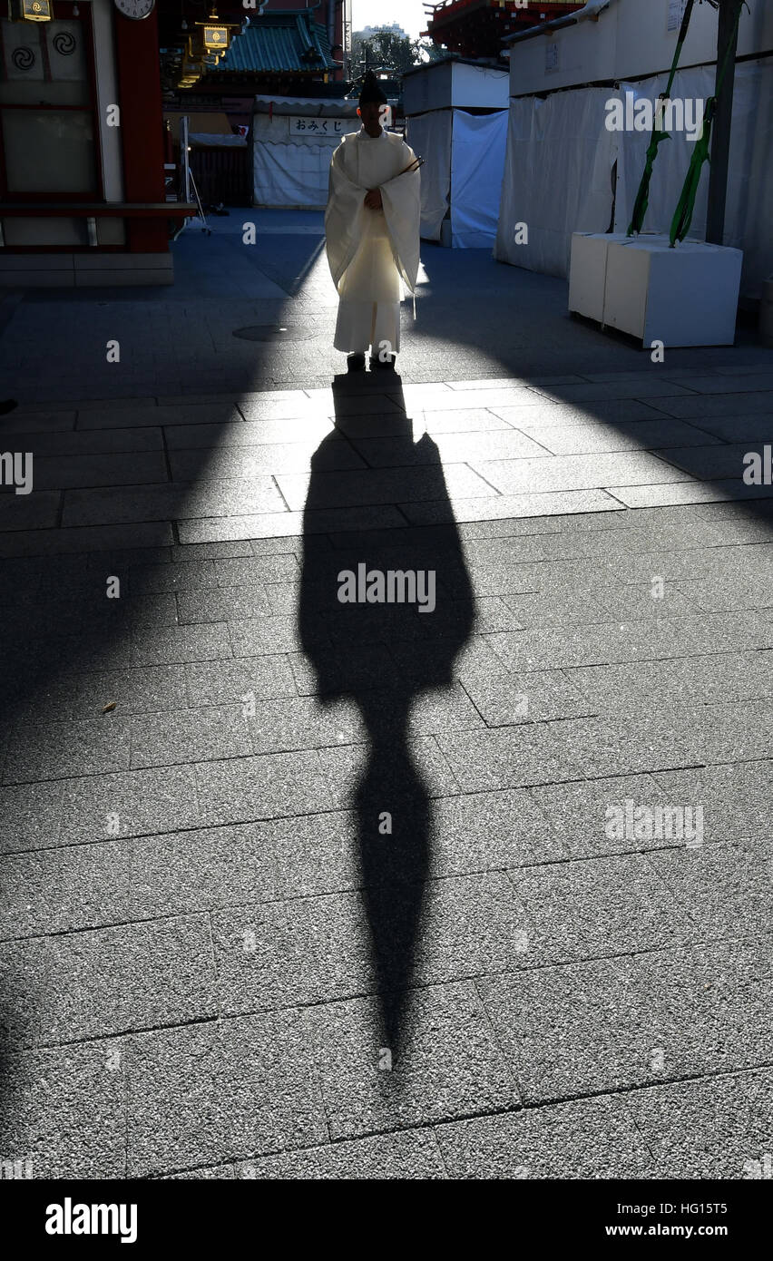 Tokyo, Japan. 31st Dec, 2016. Shinto priests perform a purification ...