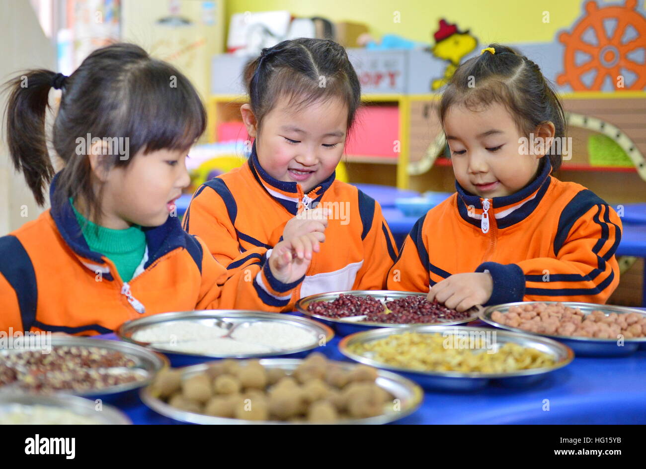 Shijiazhuang, China's Hebei Province. 4th Jan, 2017. Children view the ...