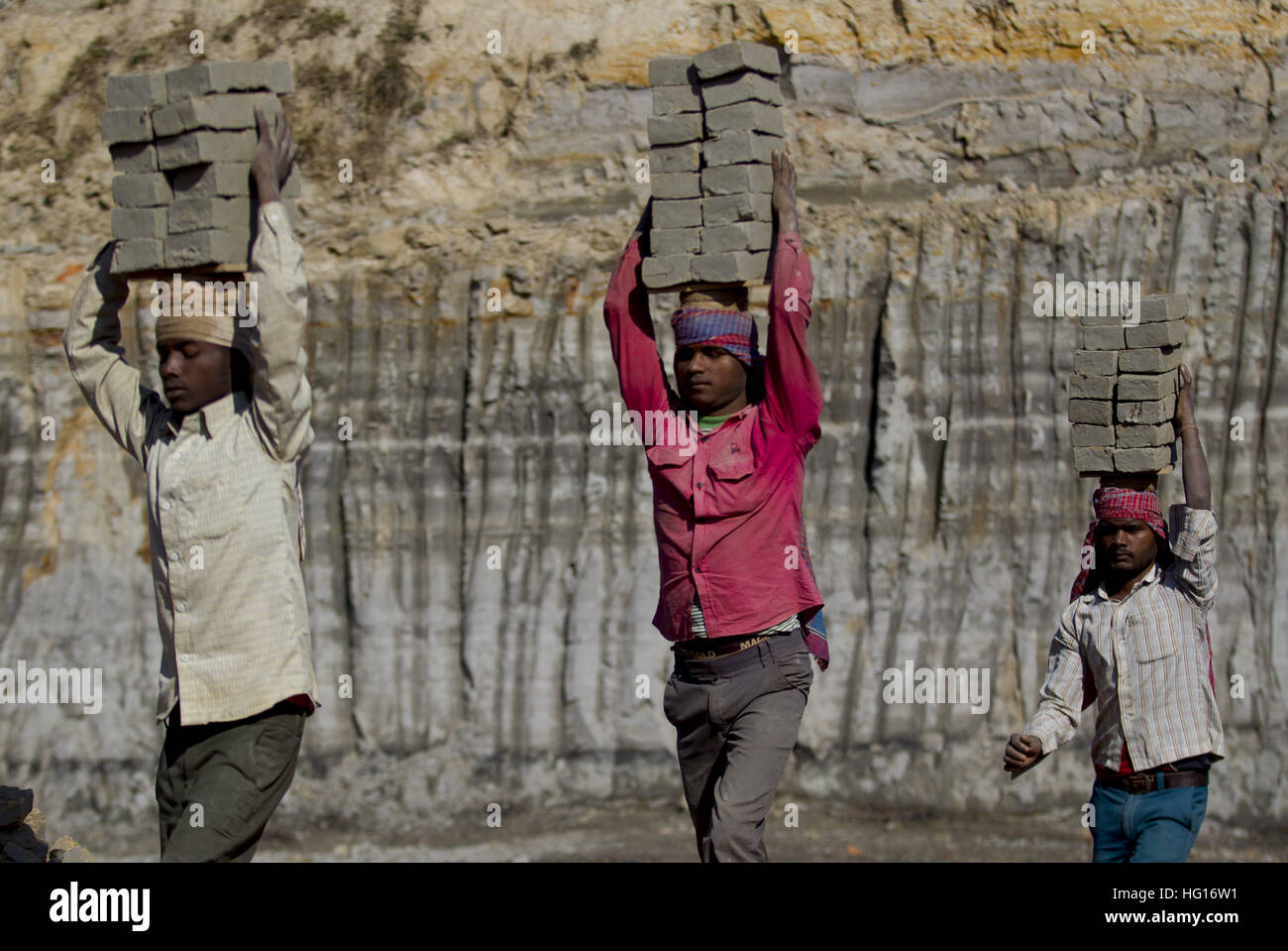 Lalitpur, Nepal. 4th Jan, 2017. Indian migrant workers carry raw bricks ...