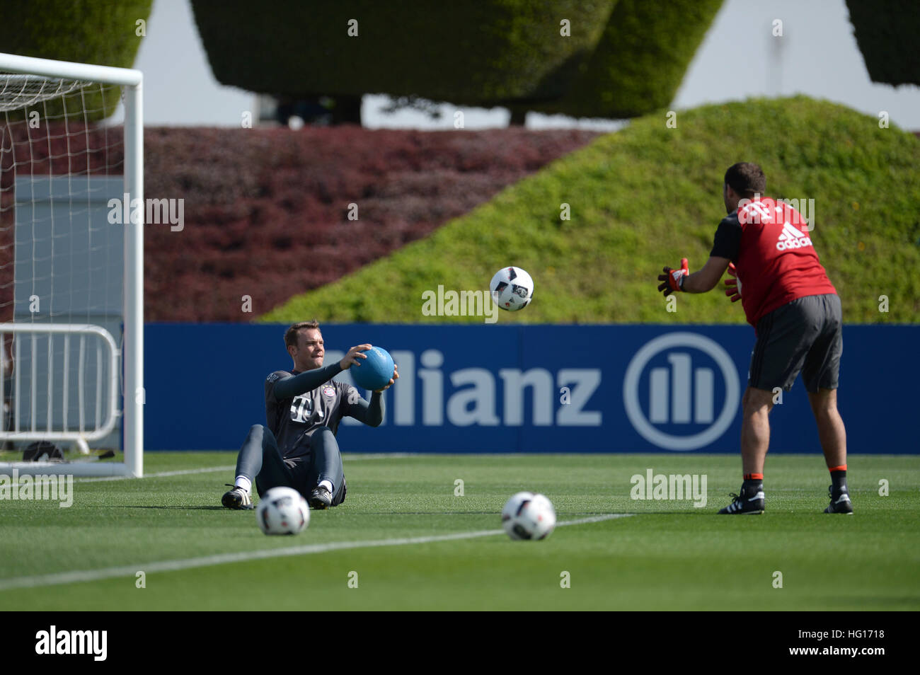 Doha, Qatar. 4th Jan, 2017. Bayern Munich goalkeeper Manuel Neuer (l ...