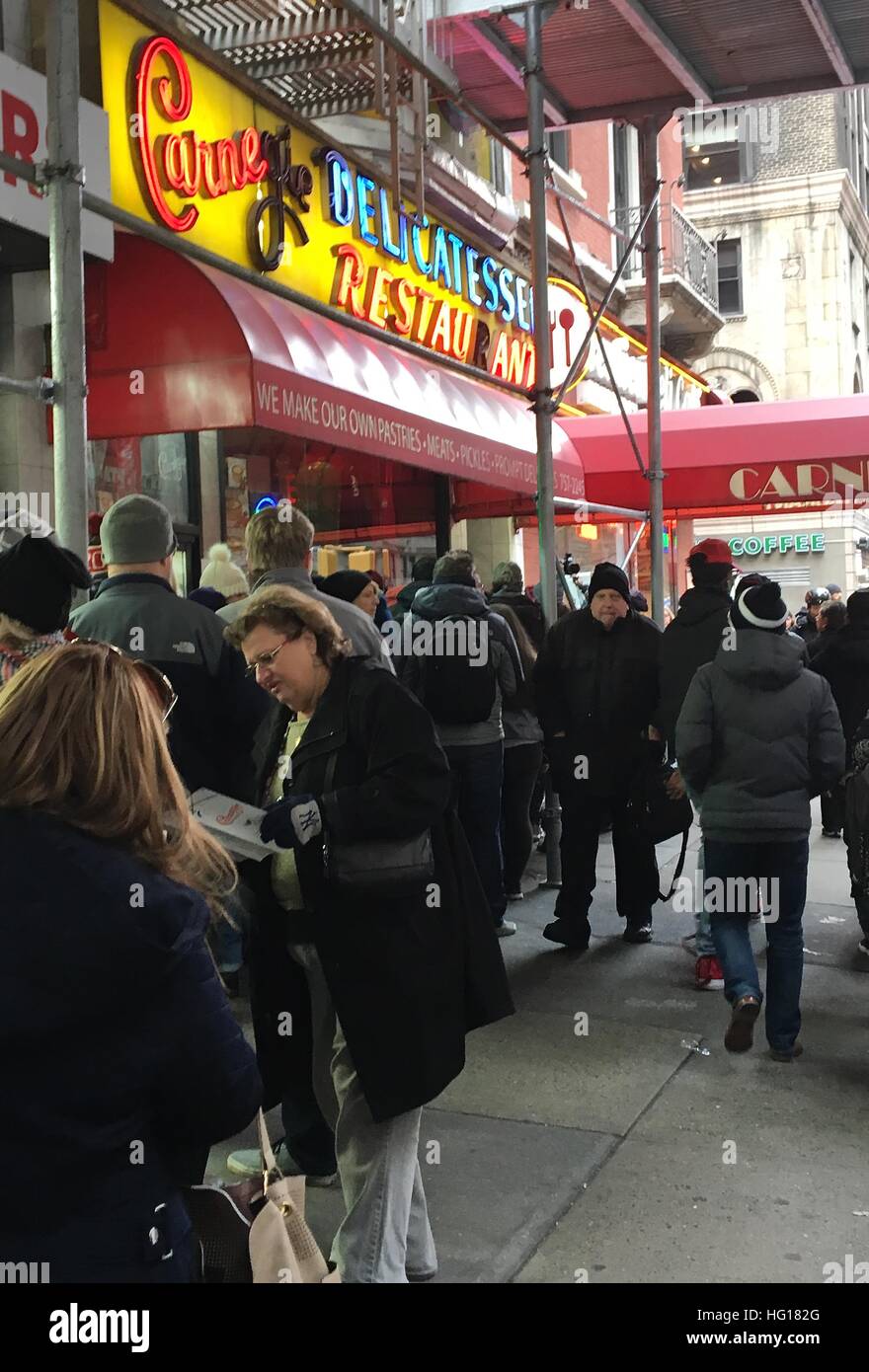 New York, NY, USA. 30th Dec, 2017. Patrons wait in long lines outside ...