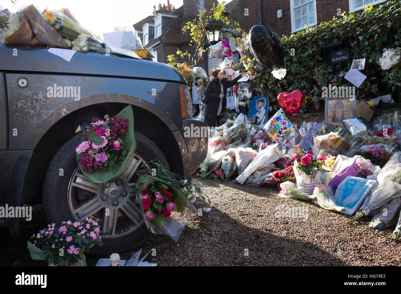 Range rover outside home george michael hi-res stock photography and ...