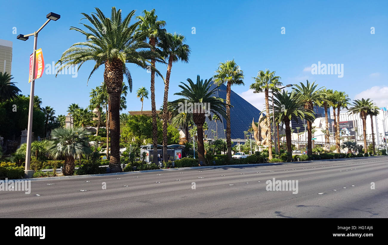 Luxor hotel pyramid hi-res stock photography and images - Alamy