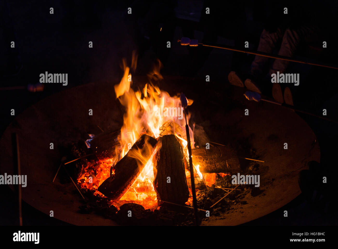 heating and warming sweet marshmallow in the campfire Stock Photo - Alamy