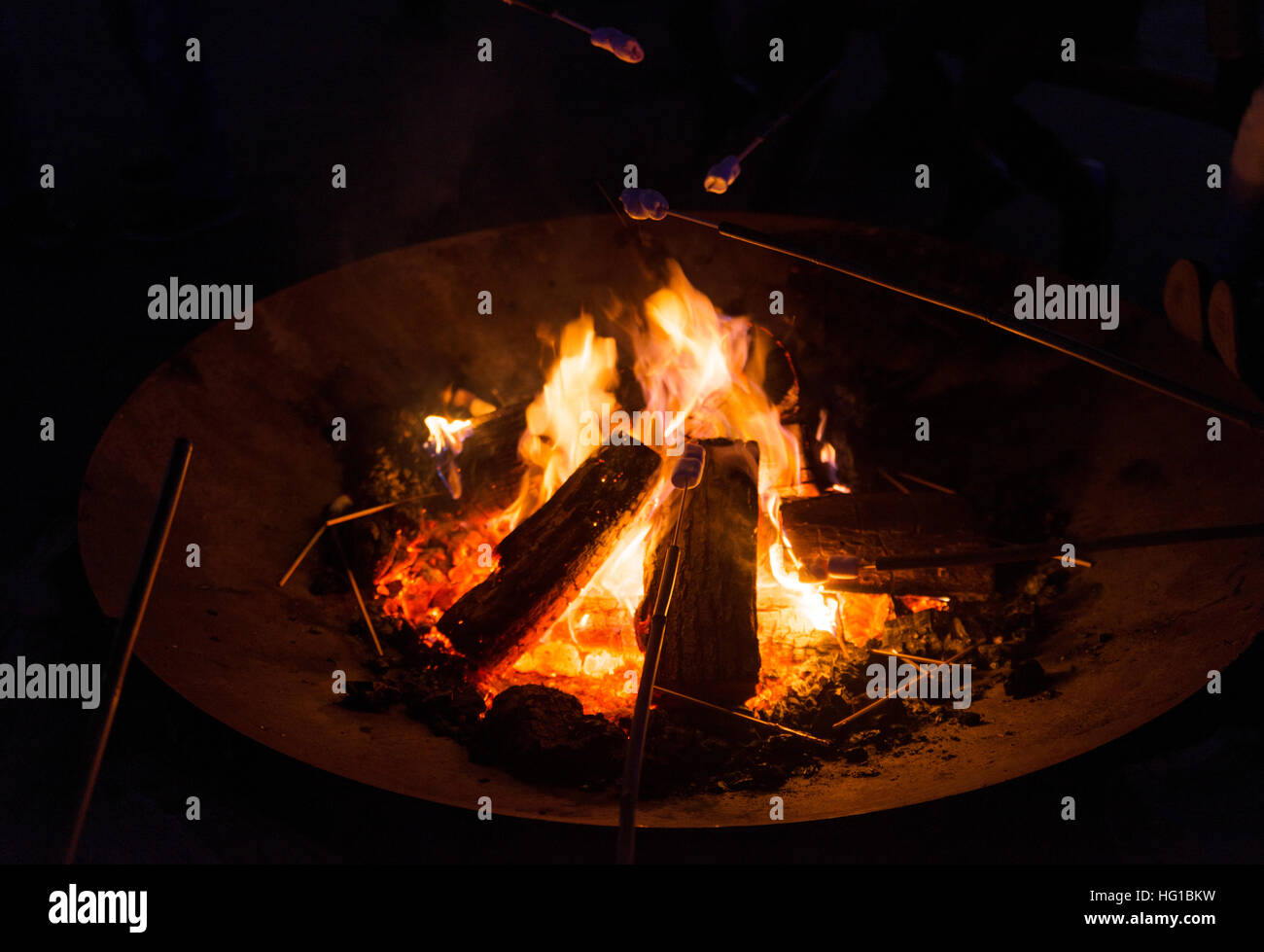 Campfire marshmallows hi-res stock photography and images - Alamy