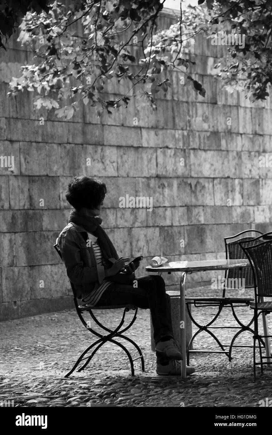 Sitting cafe outdoor Black and White Stock Photos & Images - Alamy