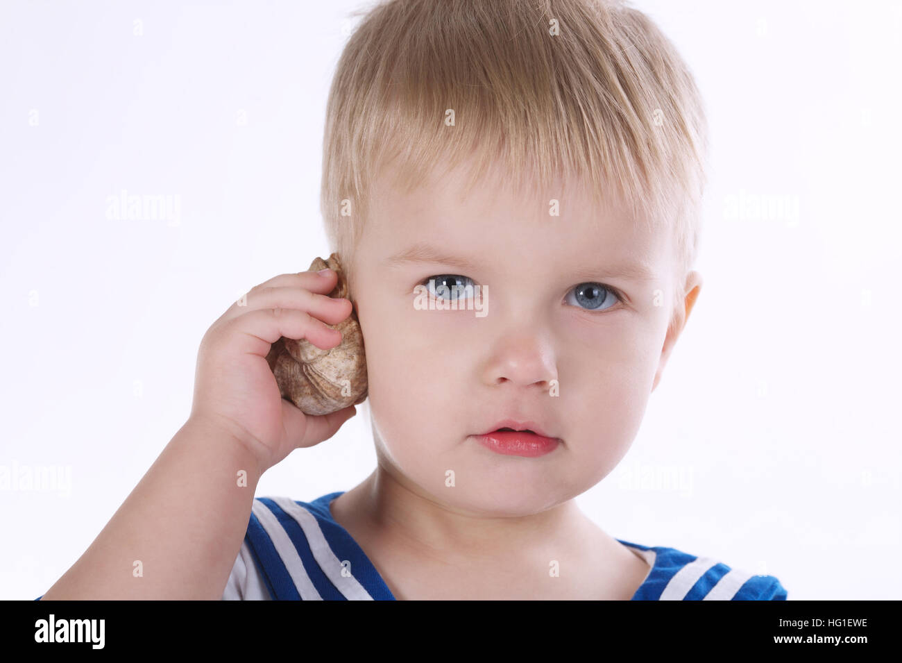 Boy listen shell hi-res stock photography and images - Alamy