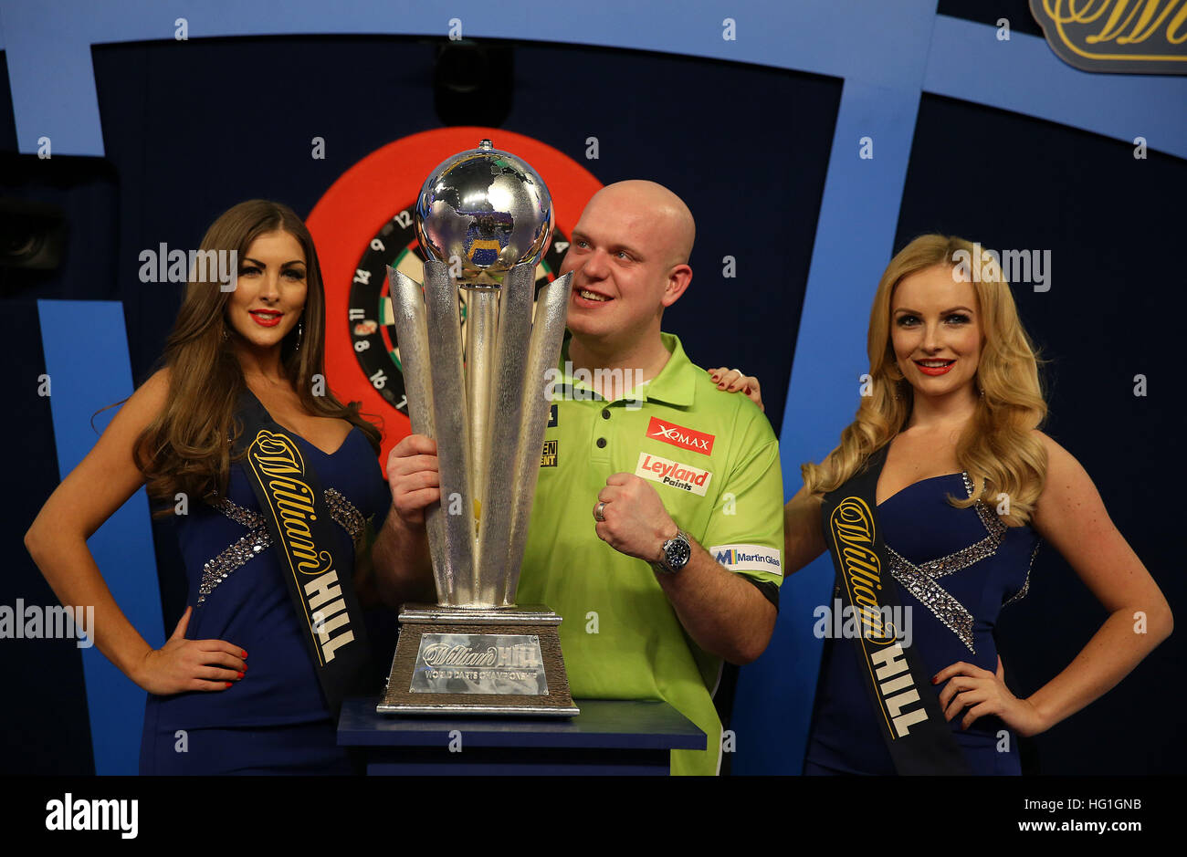 Darts world championship trophy hi-res stock photography and images - Alamy