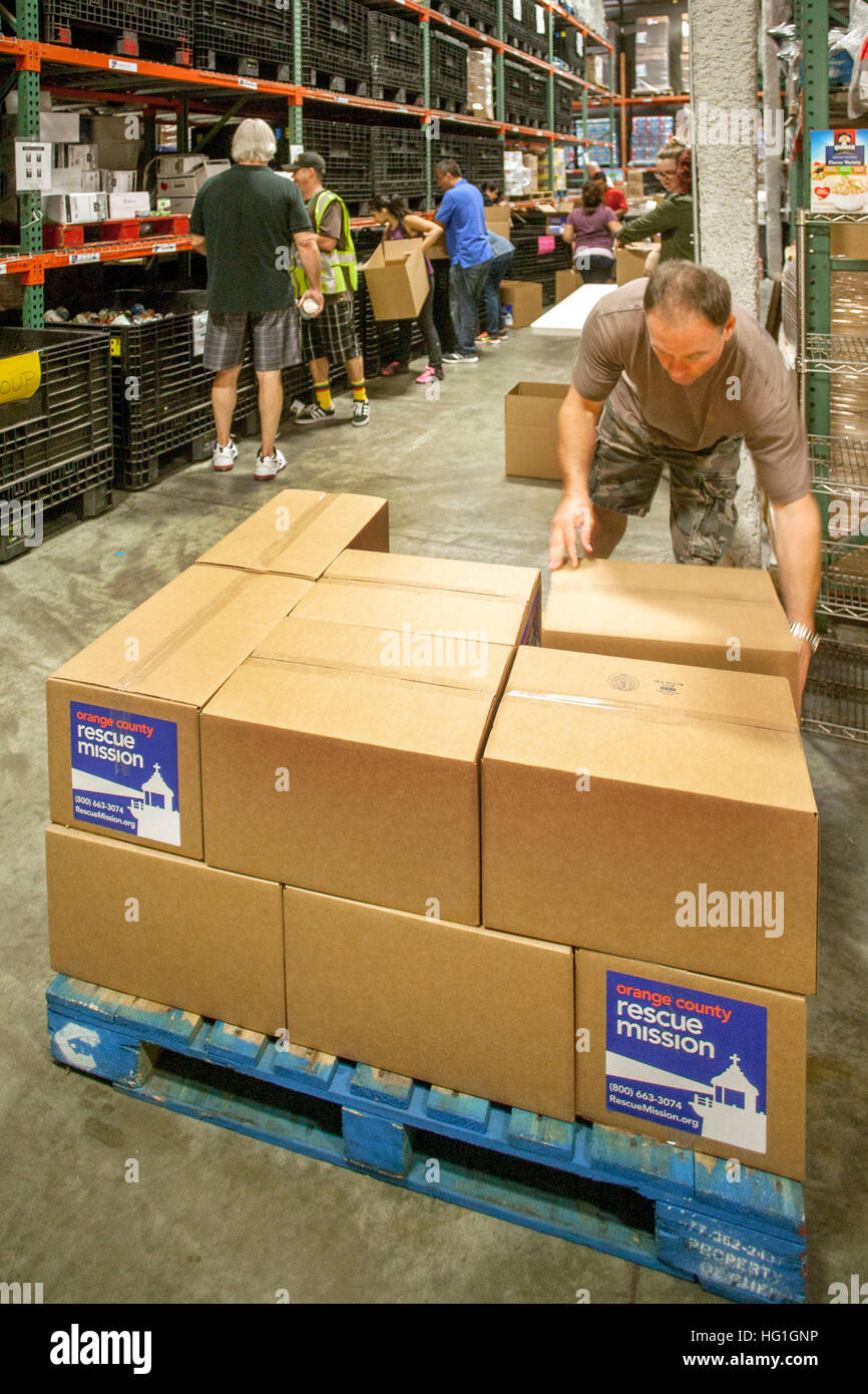 Food bank box hi-res stock photography and images - Alamy