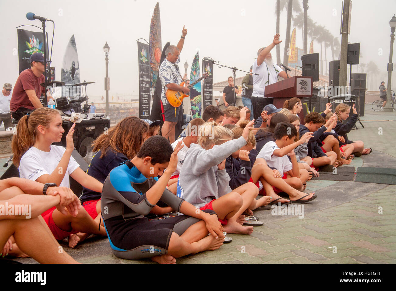 Bowing to crowd not islam hi-res stock photography and images - Alamy