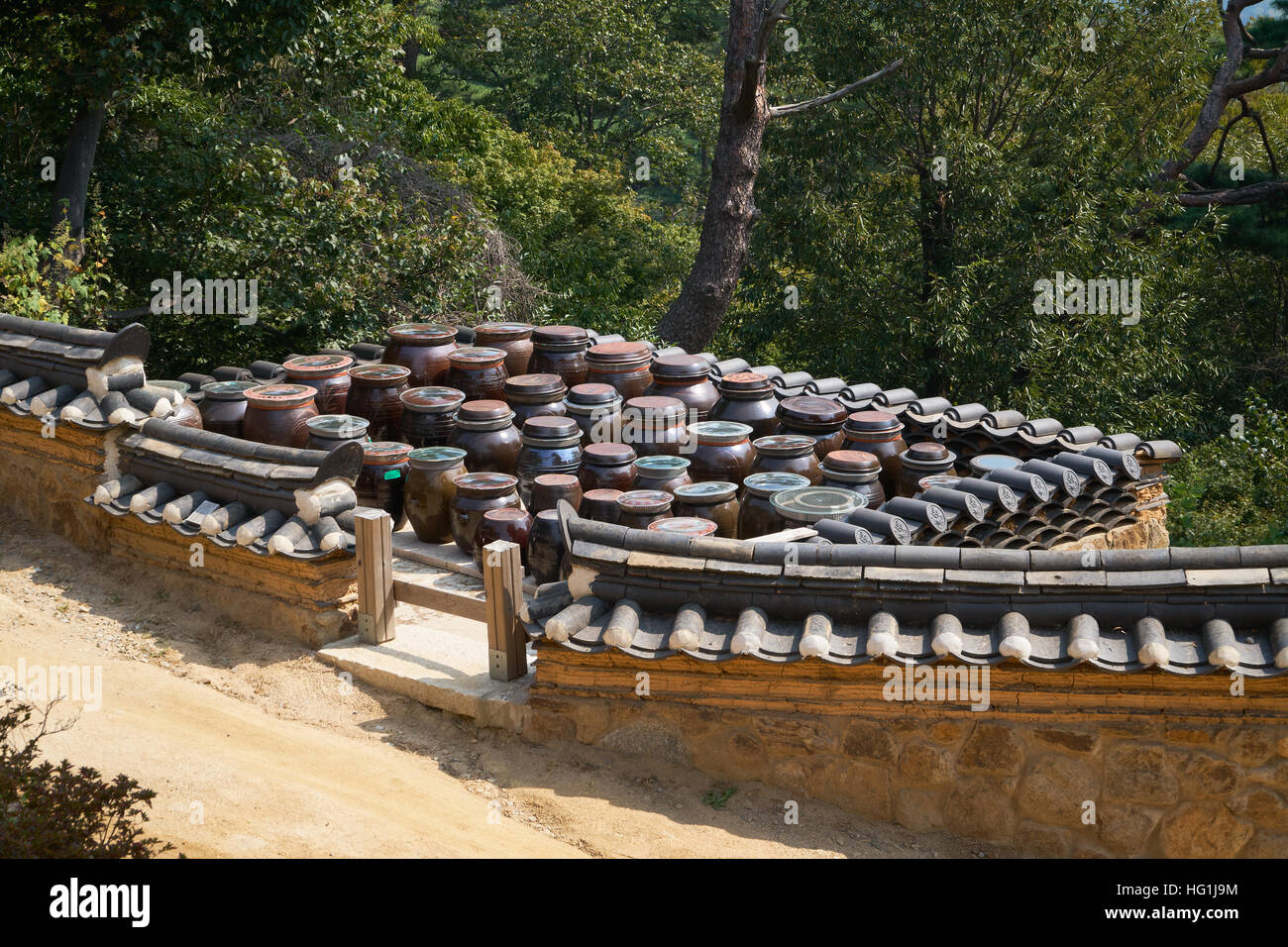 Jangdokdae, outdoor platform or place to store jars of sauces, Kimchi ...