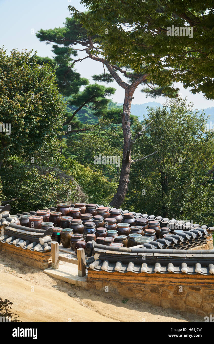 Jangdokdae, outdoor platform or place to store jars of sauces, Kimchi ...