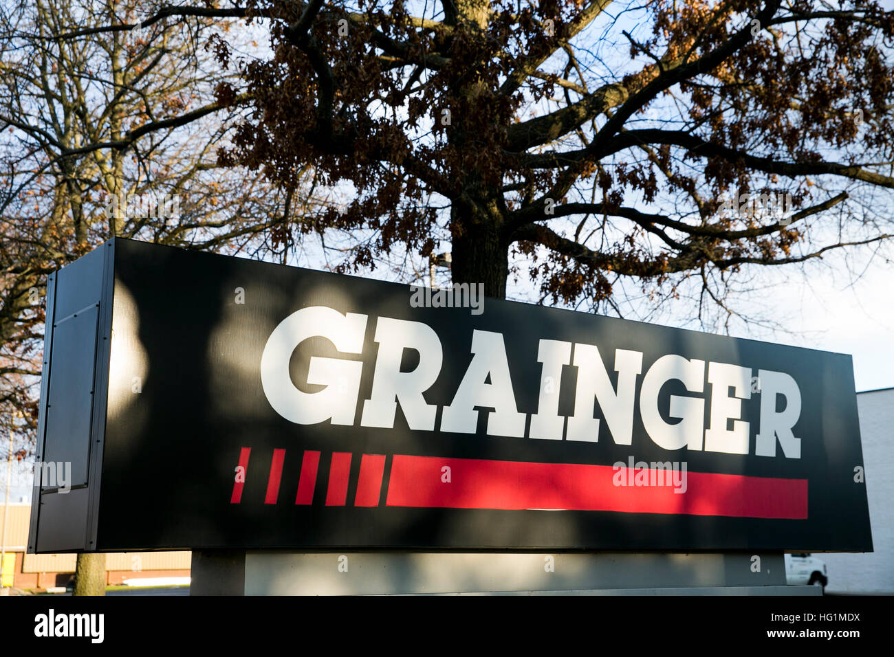 A logo sign outside of a W. W. Grainger, Inc., retail store in Mount ...