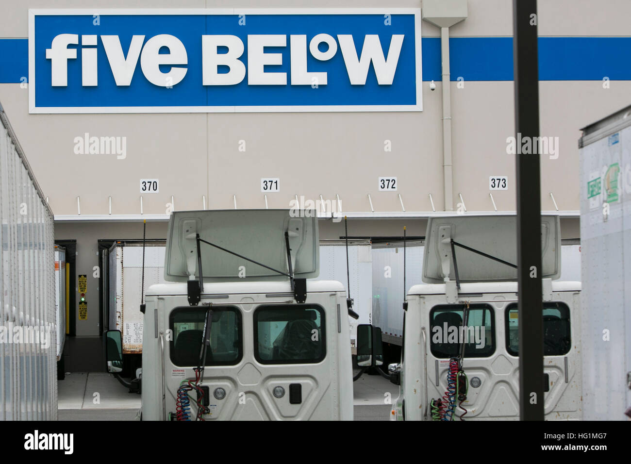 Five below logo hi-res stock photography and images - Alamy