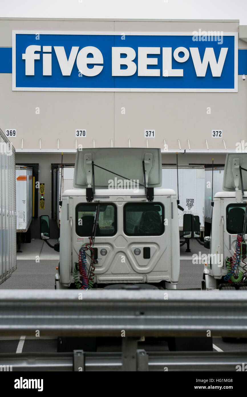 Five below logo hi-res stock photography and images - Alamy