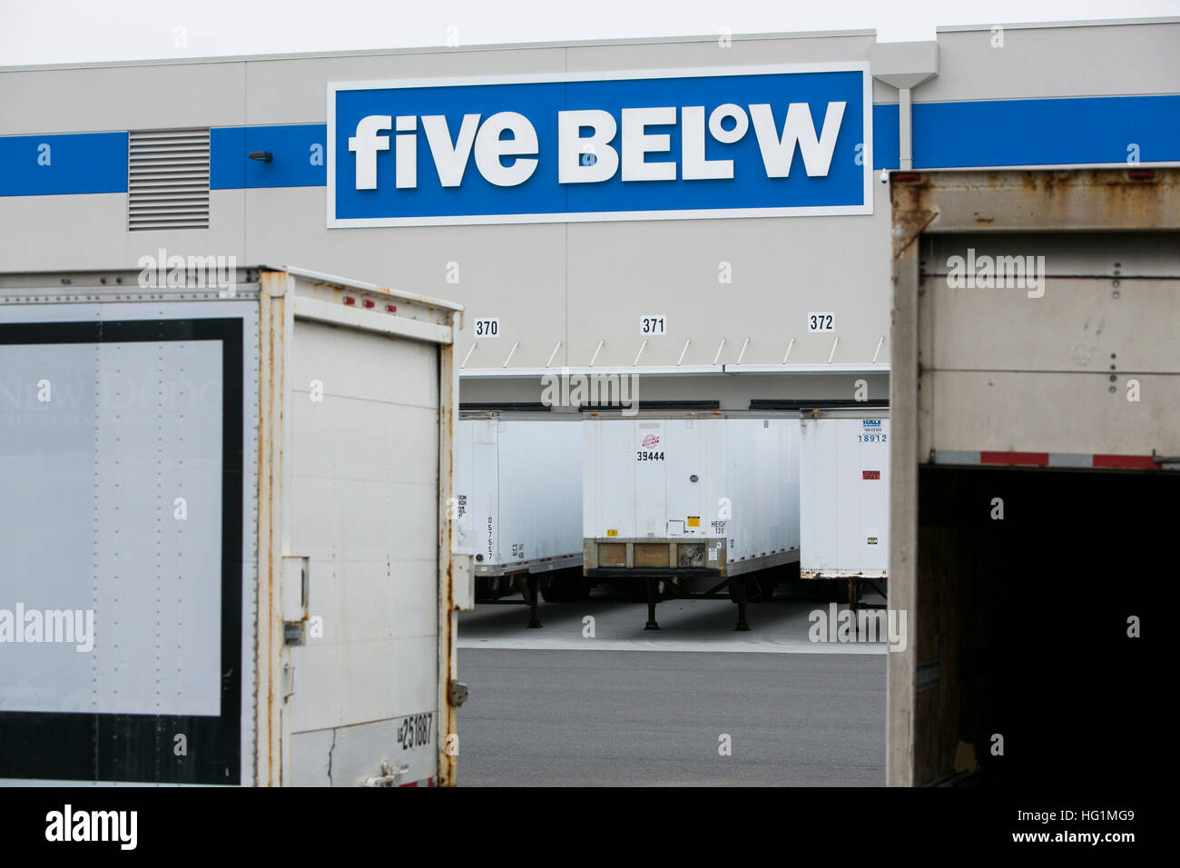Five below logo hi-res stock photography and images - Alamy