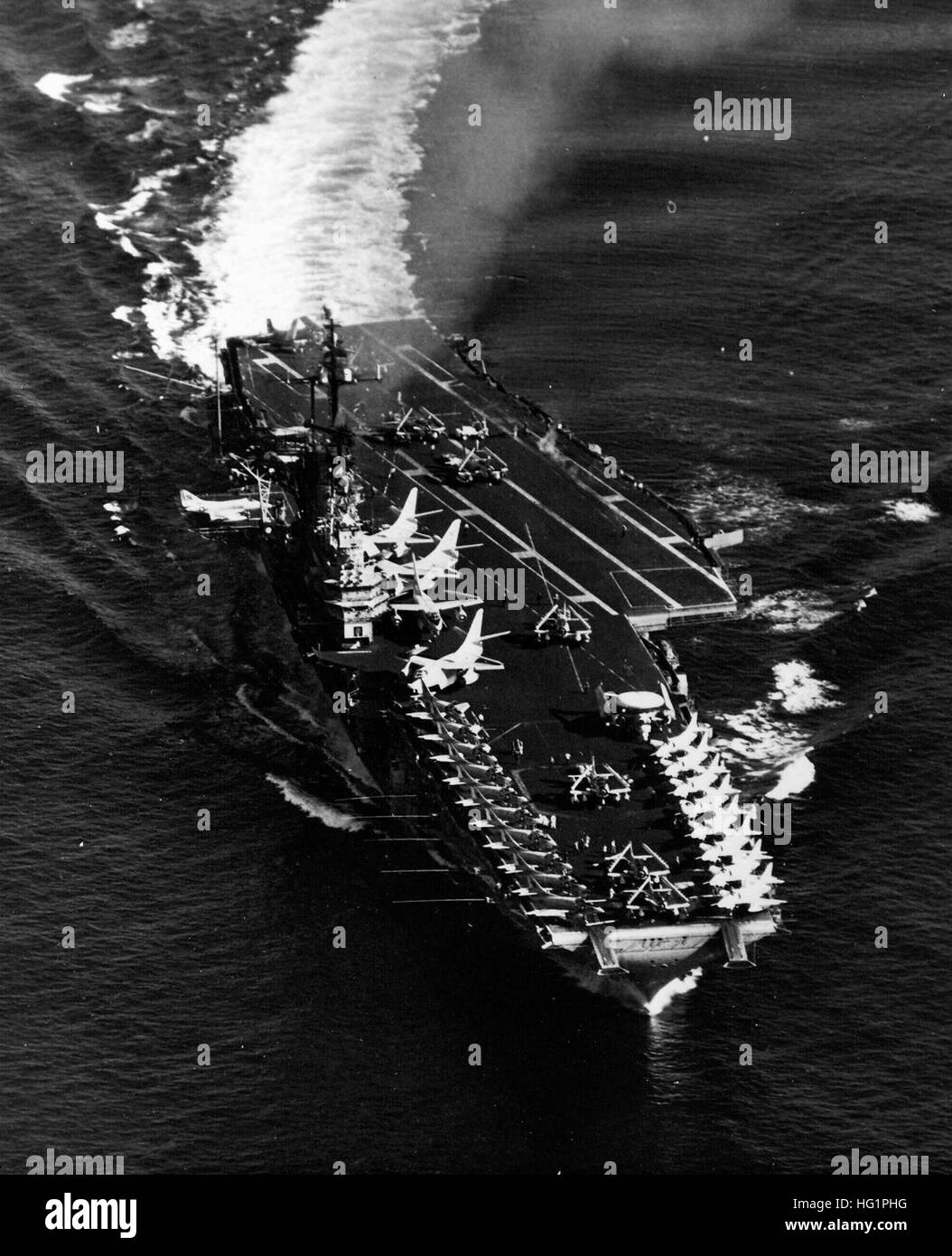 USS Midway (CVA-41) underway off Vietnam in 1965 Stock Photo - Alamy