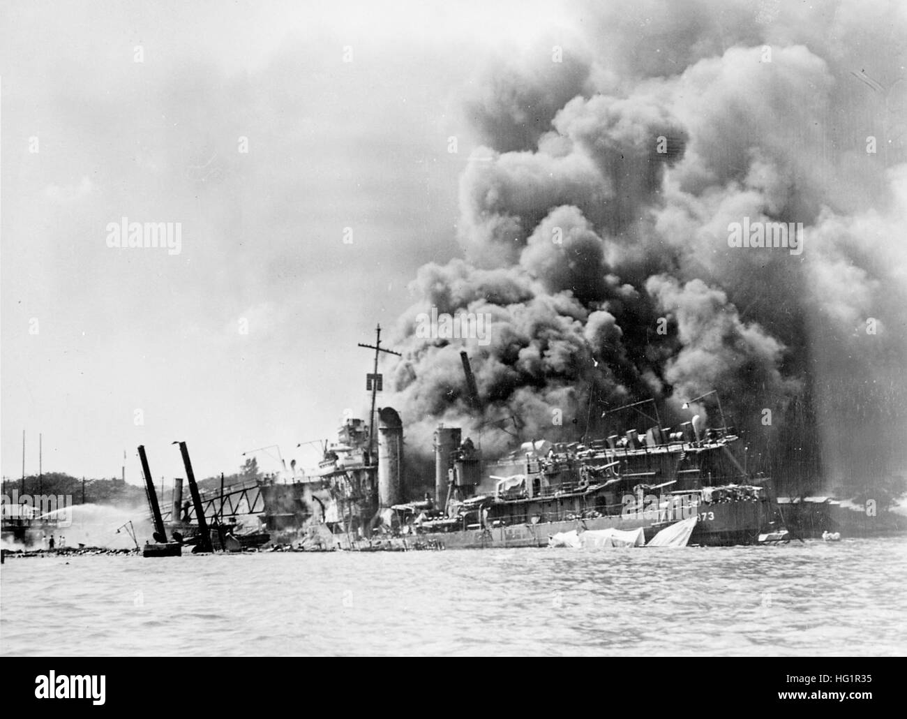 USS Shaw (DD-373) in half-sunken YFD-2 at Pearl Harbor Stock Photo - Alamy