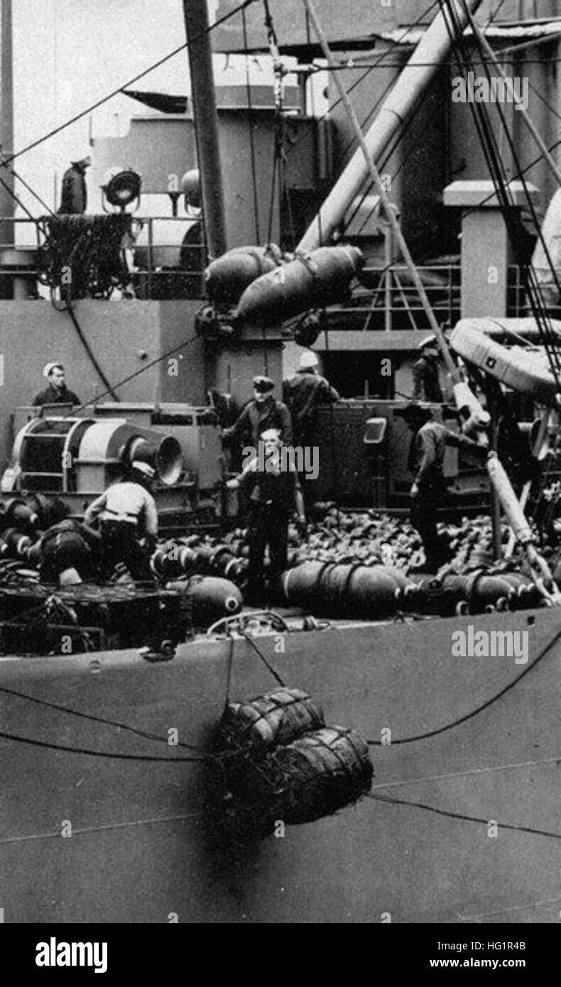 USS Bon Homme Richard (CV-31) receives ammo off Korea in 1951 Stock ...