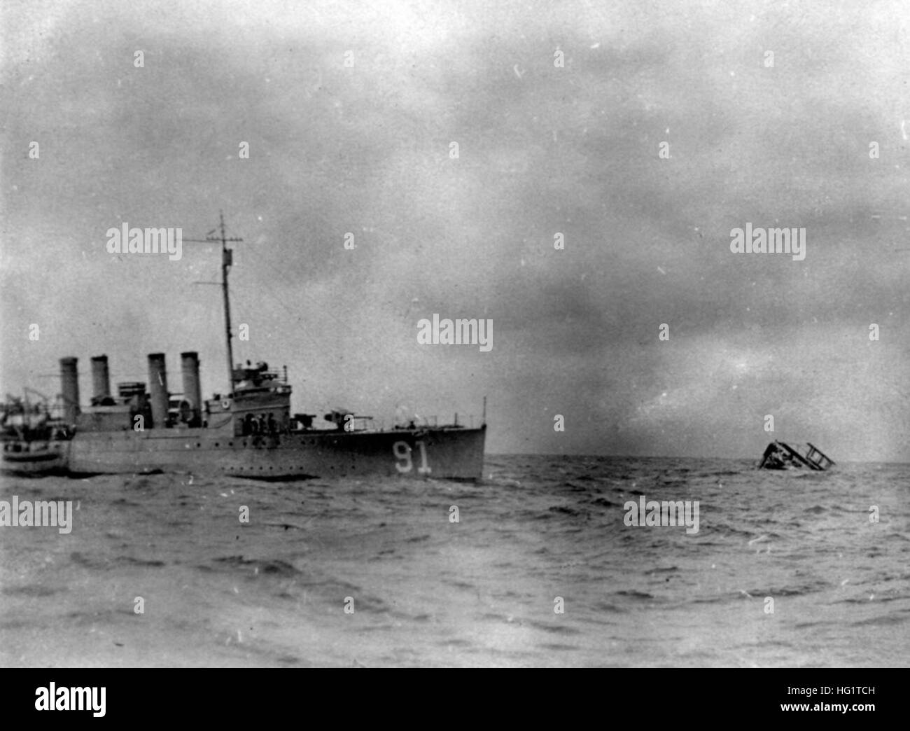 USS Harding (DD-91) with sinking NC-1 1919 Stock Photo - Alamy