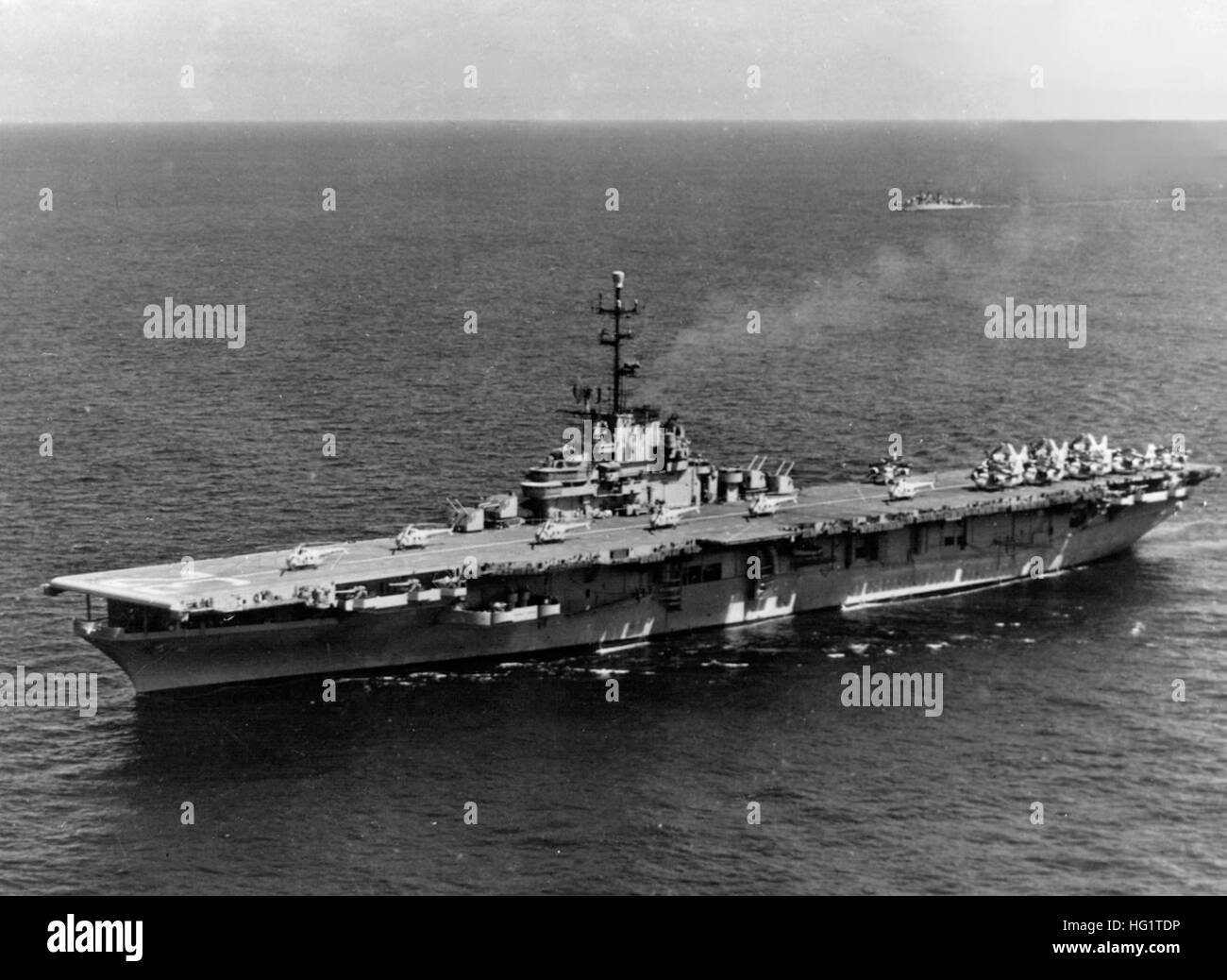 USS Leyte (CVS-32) underway c1957 Stock Photo - Alamy