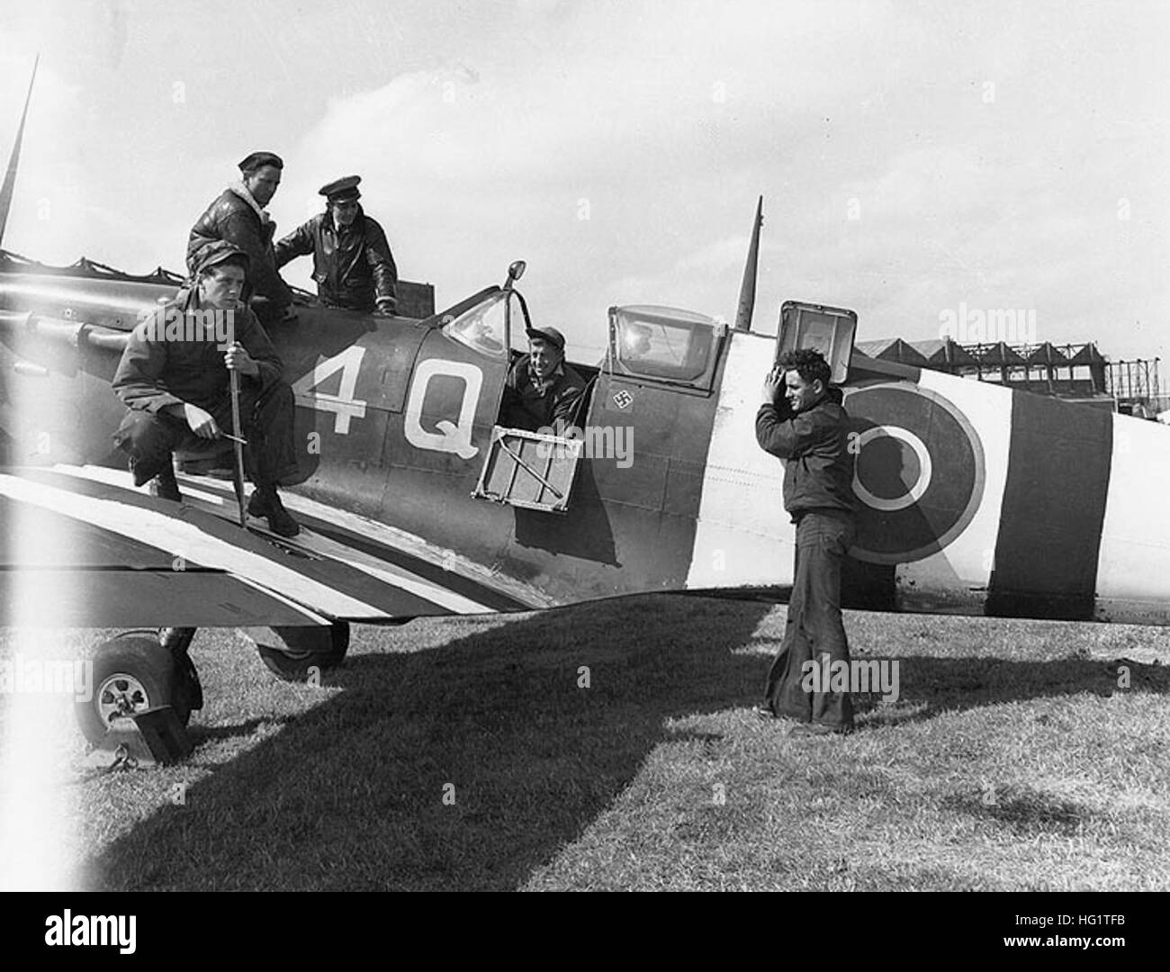 VCS-7 mechanics with Spitfire at Lee-on-Solent June 1944 Stock Photo ...