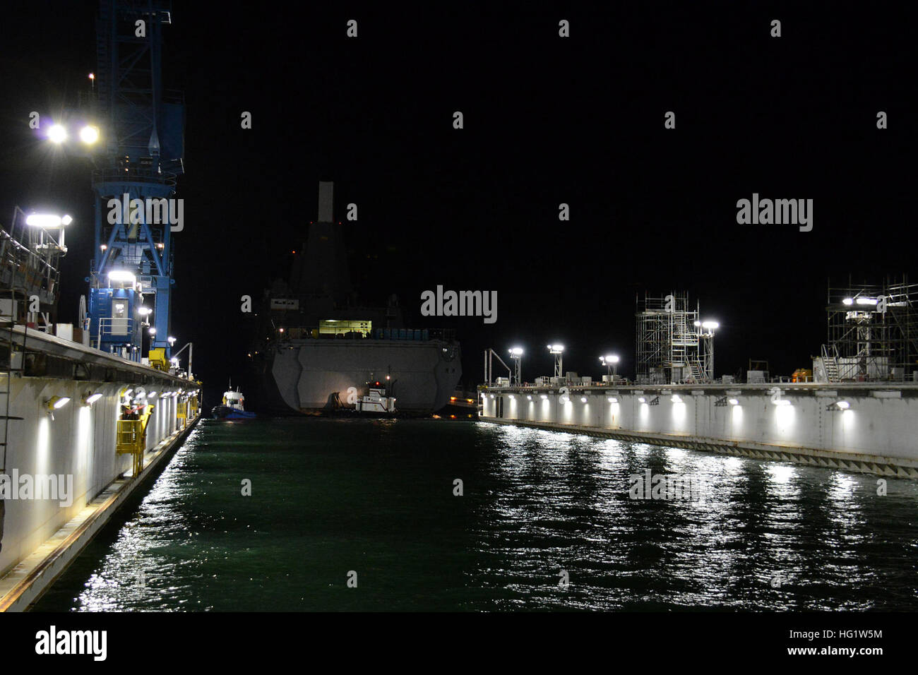 Amphibious transport dock ship USS Green Bay (LPD 20) conducts a dry ...