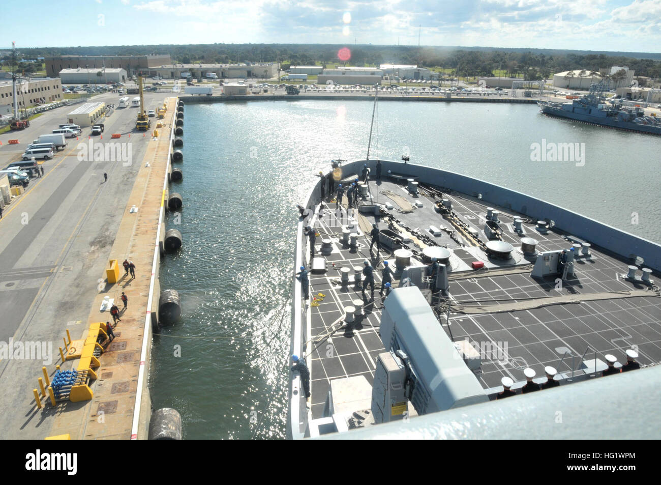 Amphibious transport dock ship USS New York (LPD 21) comes along ...
