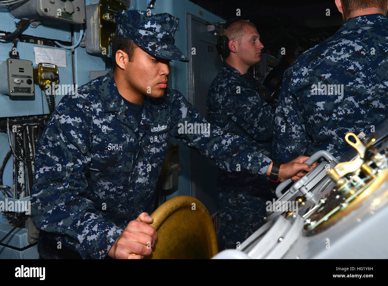 Boatswain's Mate mans the helm as U.S. 7th Fleet flagship USS Blue ...