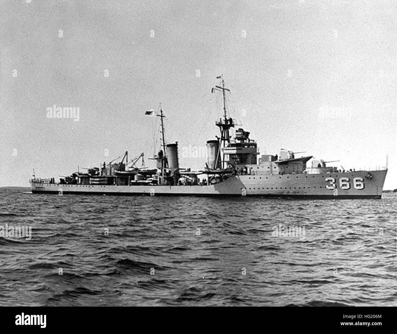 USS Drayton (DD-366), a Mahan-class destroyer, is underway, conducting ...