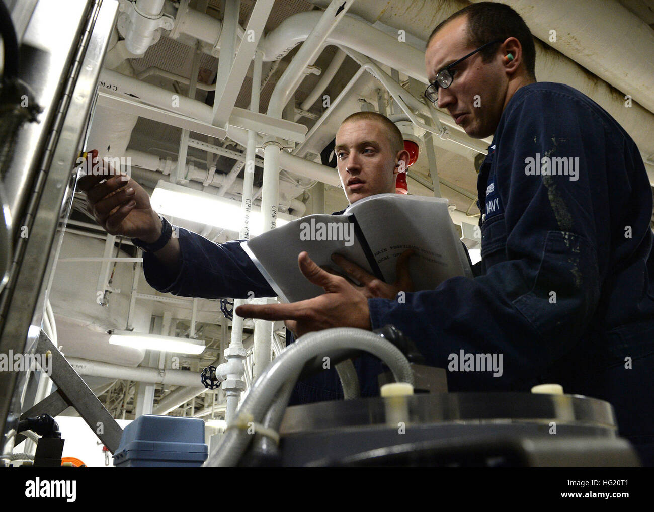 From right engineman 2nd class hi-res stock photography and images - Alamy