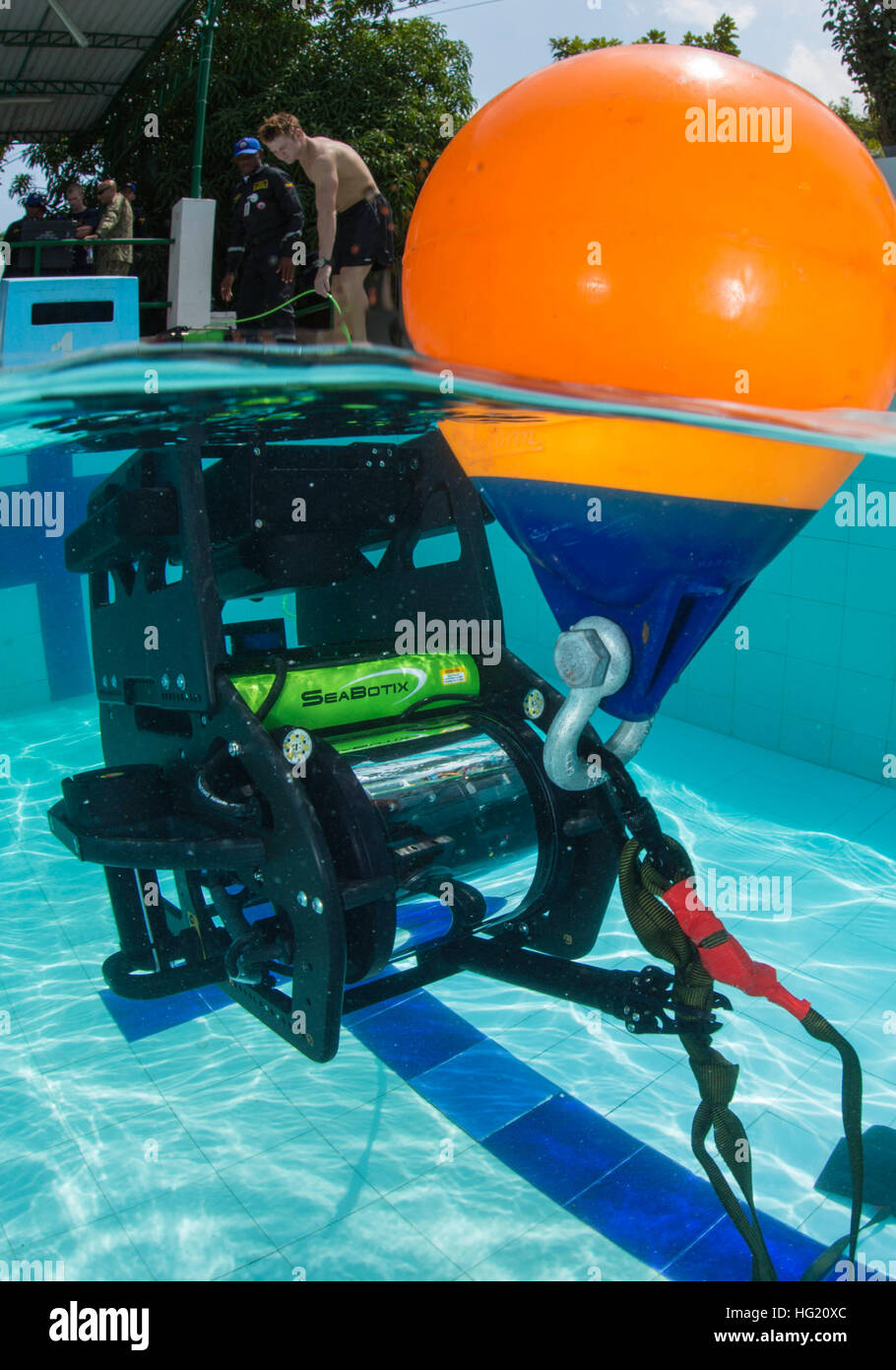 U.S. Navy divers assigned to Mobile Diving and Salvage Unit Two (MDSU 2 ...