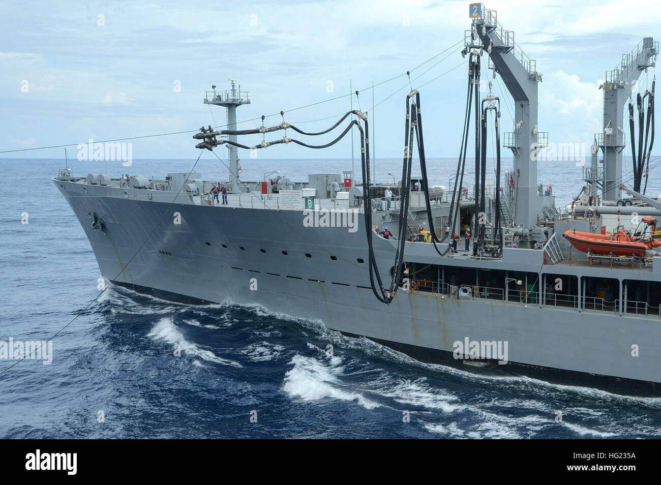 Amphibious assault ship USS Peleliu (LHA 5) receives a refueling rig ...