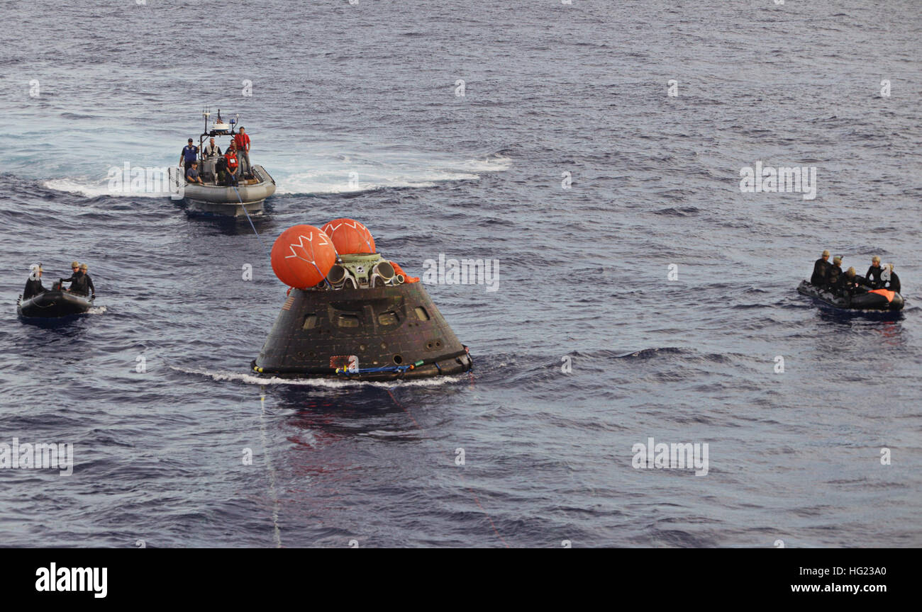 Usns salvor hi-res stock photography and images - Alamy