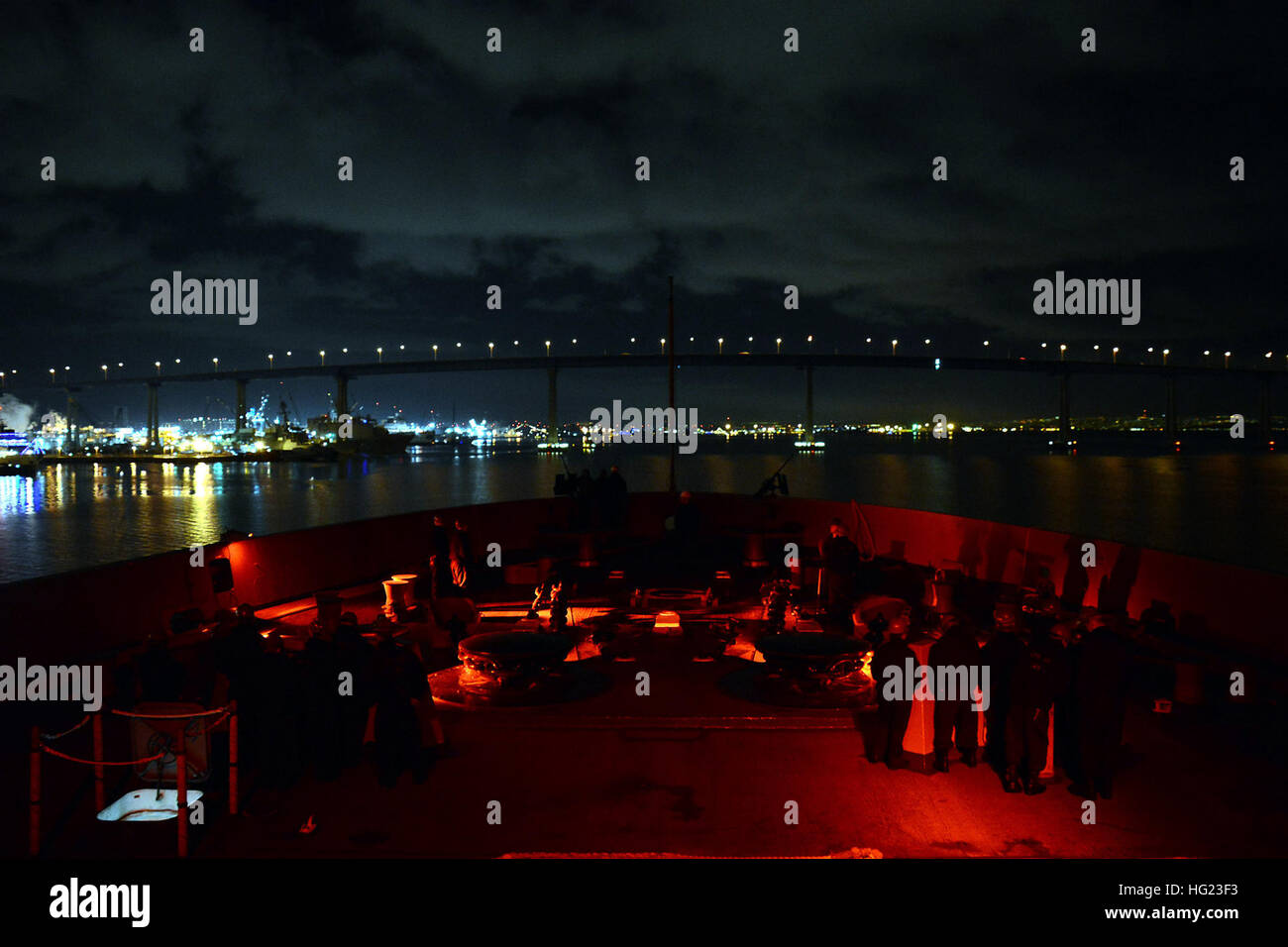 Amphibious transport dock ship USS Green Bay (LPD 20) approaches the ...