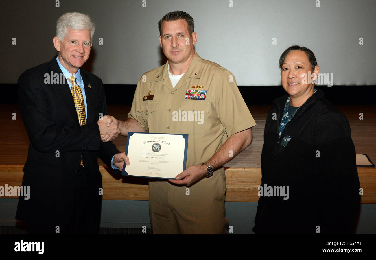 Cmdr gary harrington commanding officer hi-res stock photography and ...