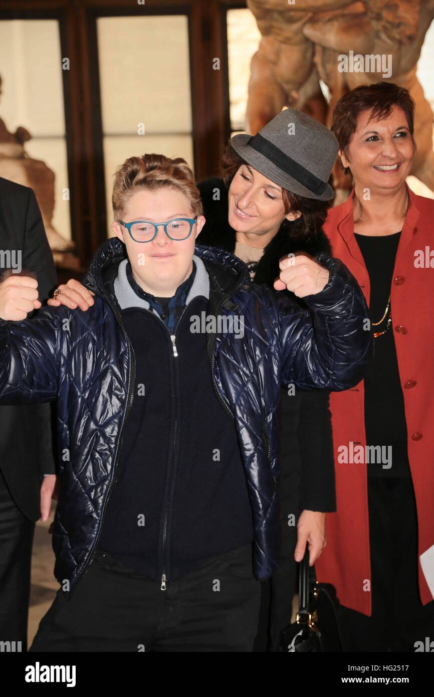 First Lady of Italy Agnese Landini joins visitors to the Uffizi Gallery ...