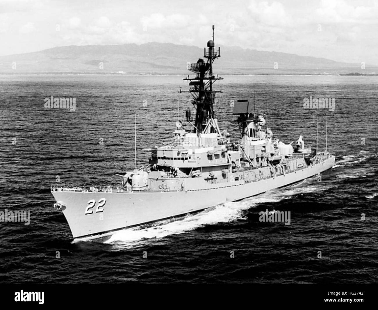 USS Benjamin Stoddert (DDG-22) underway off the coast of Hawaii on 1 ...