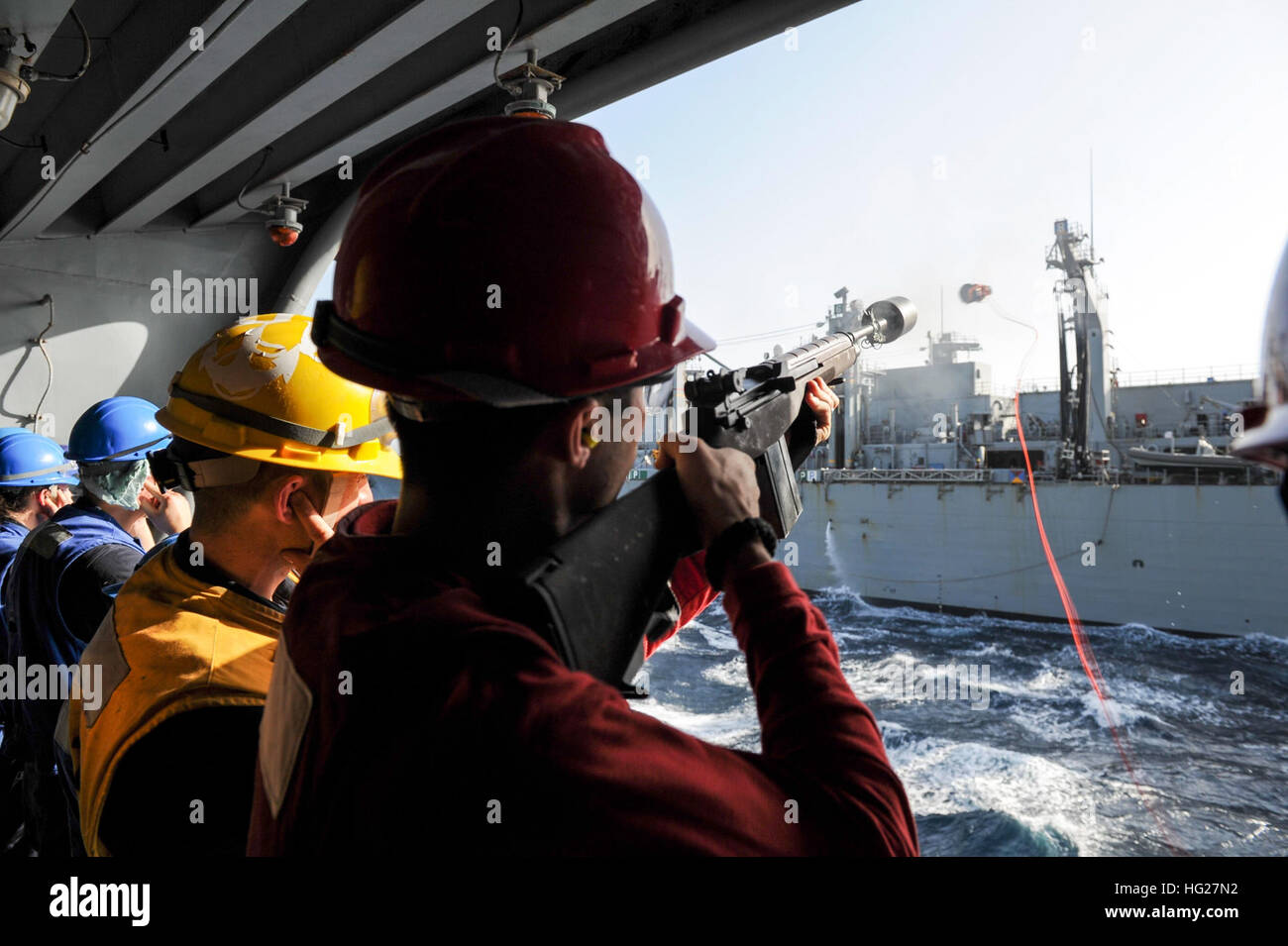 Refuling at sea hi-res stock photography and images - Alamy