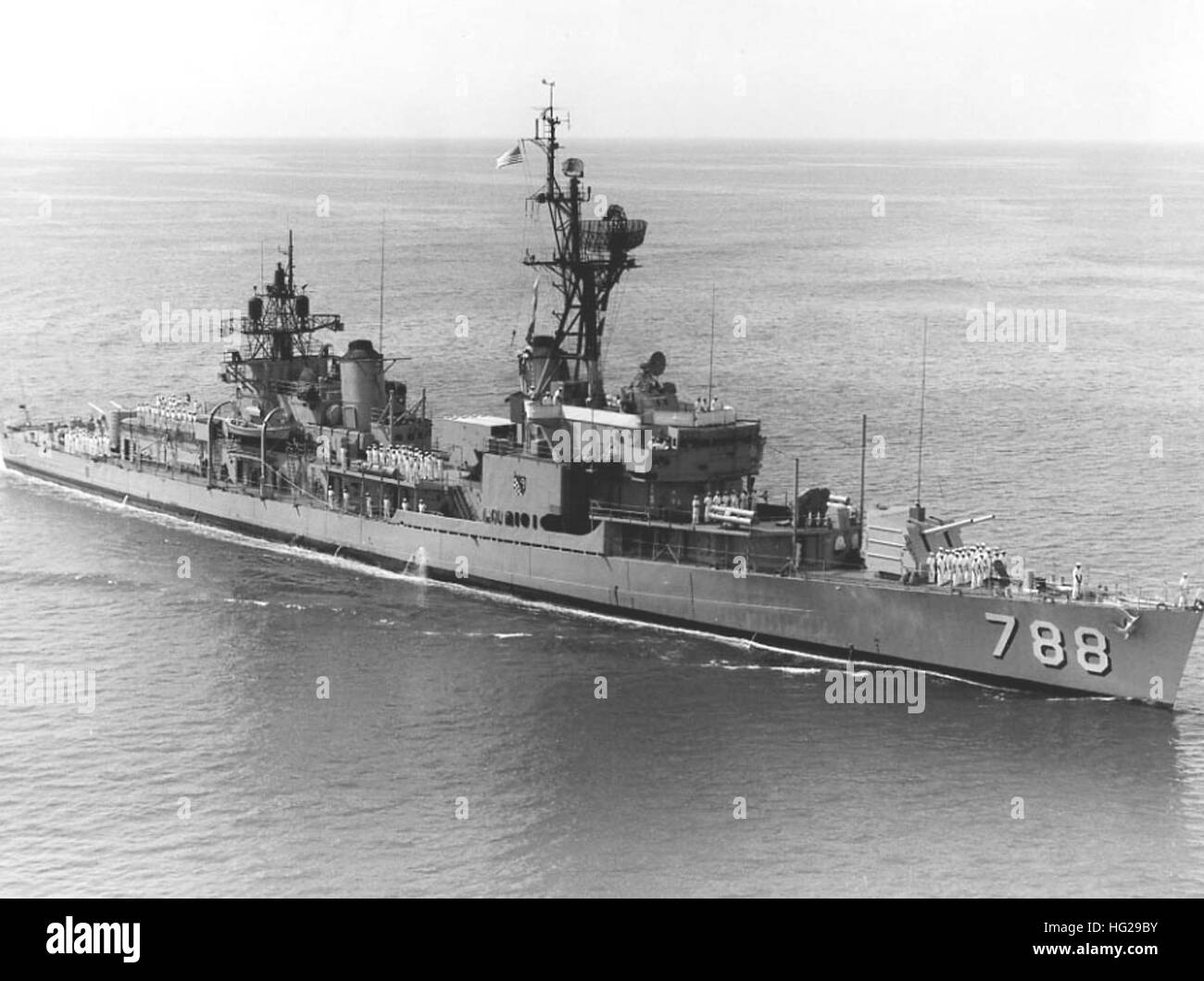 USS Hollister (DD-788) underway off Oahu, Hawaii, with her crew at ...