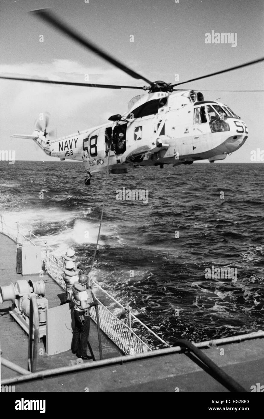 USS Carpenter (DD-825) refuels SH-3A Sea King of HS-8 c1968 Stock Photo ...