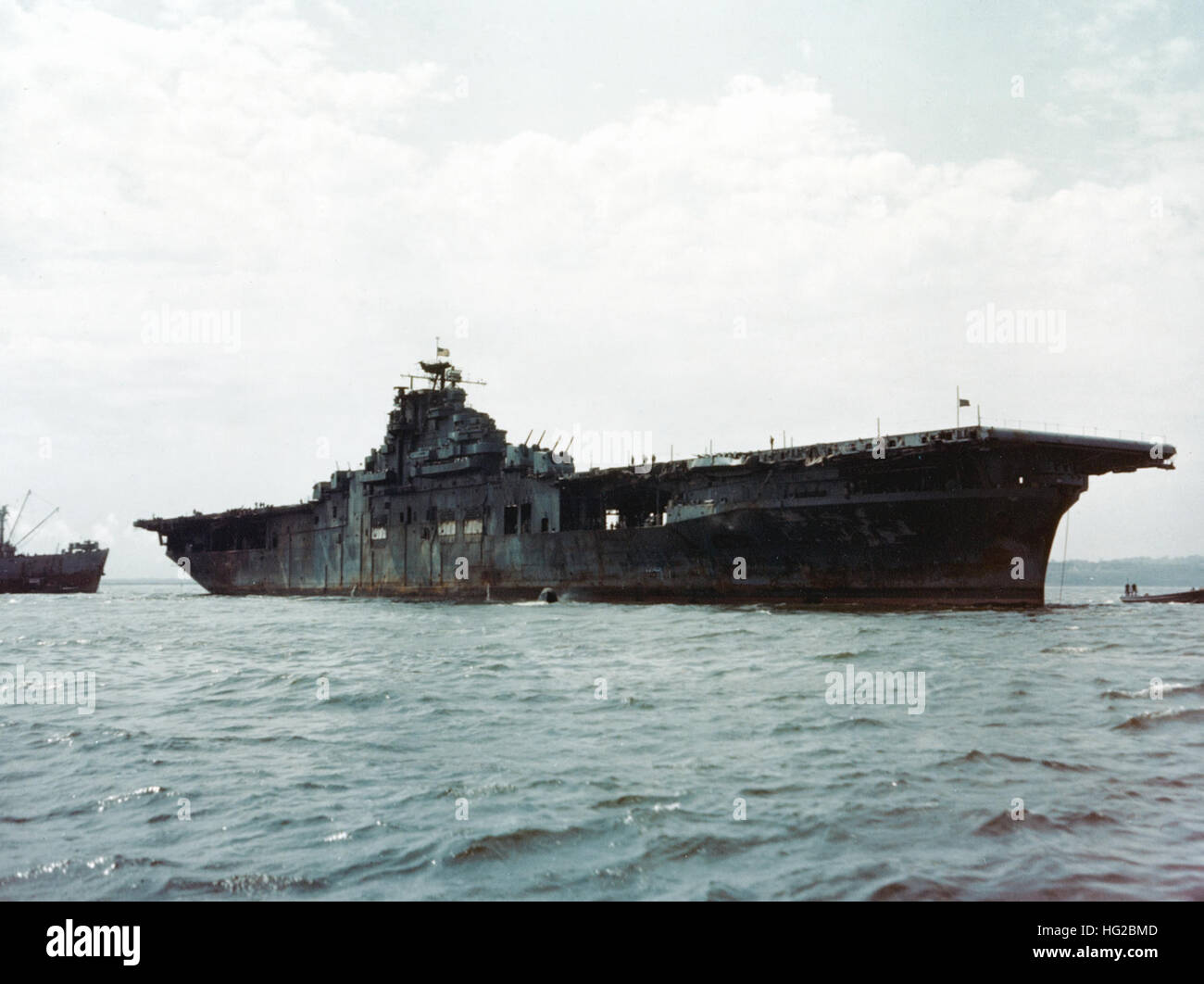 USS Franklin (CV-13) anchored off New York City on 28 April 1945 Stock ...