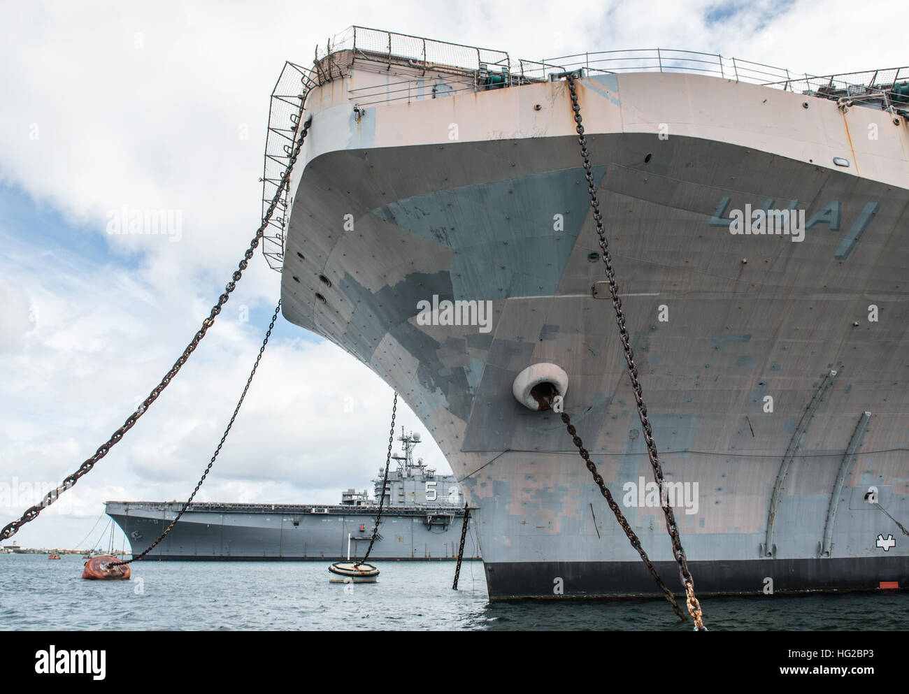 Amphibious assault ship USS Tarawa (LHA 1), decommissioned 31 March ...